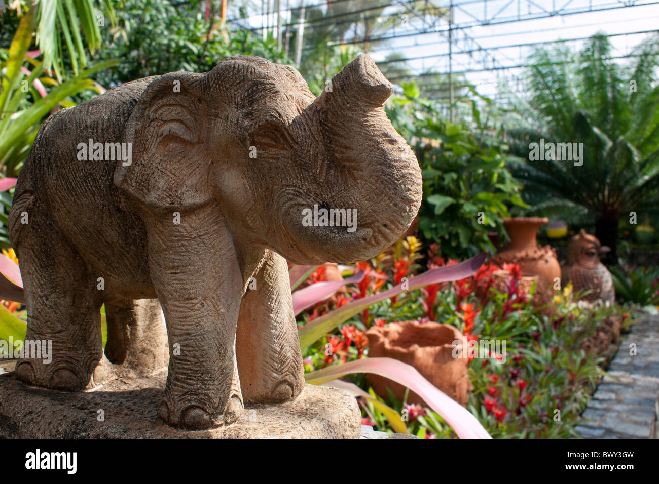 Elephant garden sculpture hi-res stock photography and images - Alamy