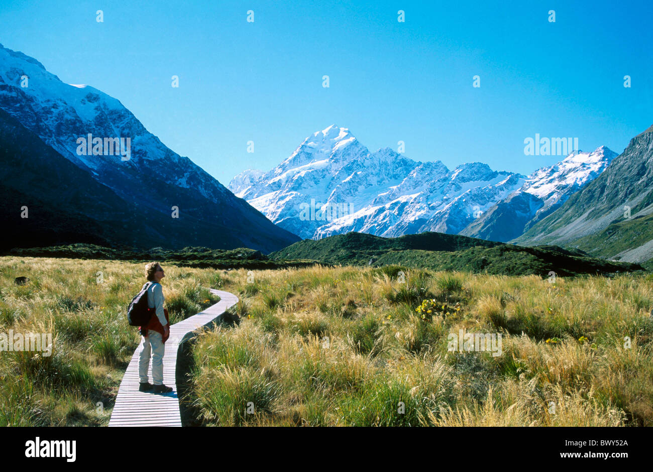 woman Fussgangersteg Hooker Valley Mount Cook national park nature ...
