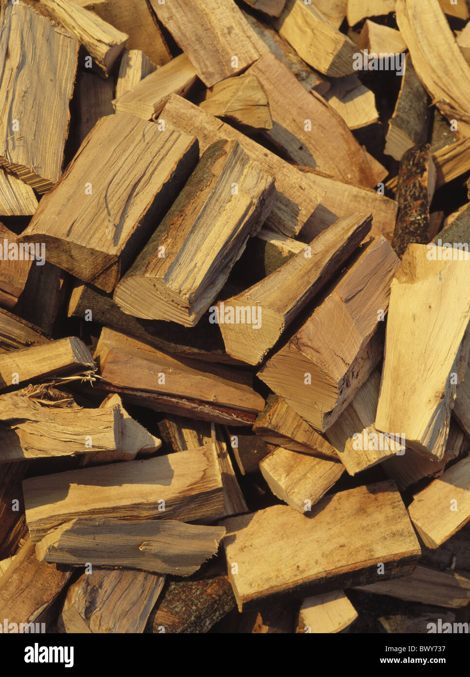 format-filling split logs firewood wood storage Stock Photo - Alamy