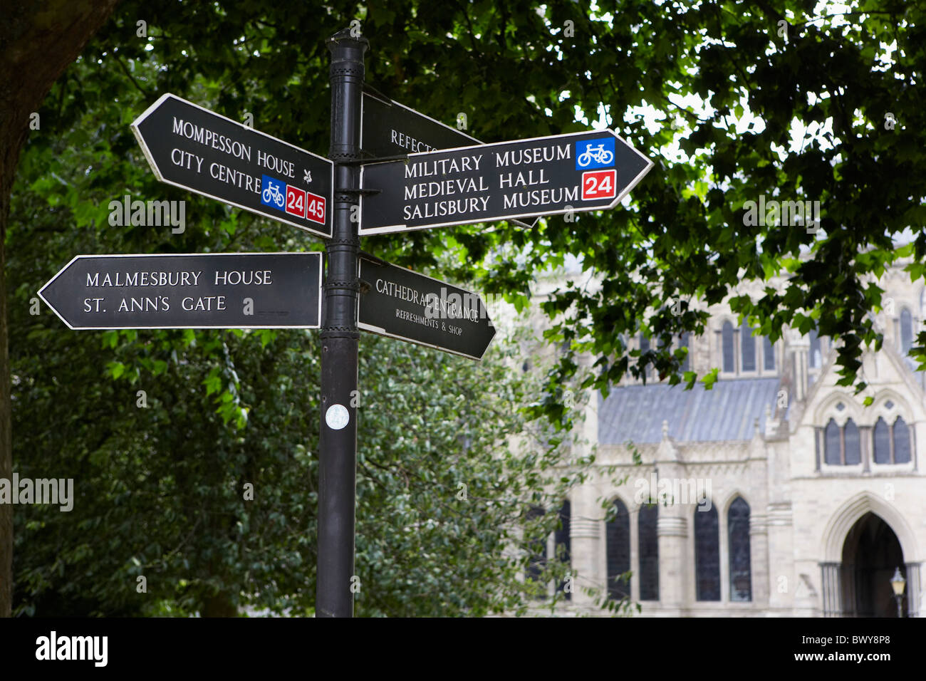 Salisbury cathedral built structure hi-res stock photography and images ...
