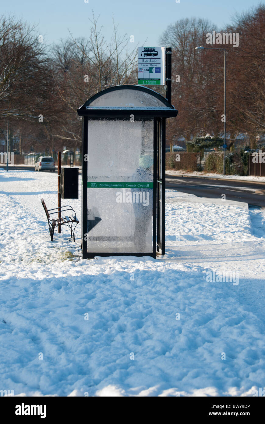 Uk commuters people travel journey wait hi-res stock photography and ...
