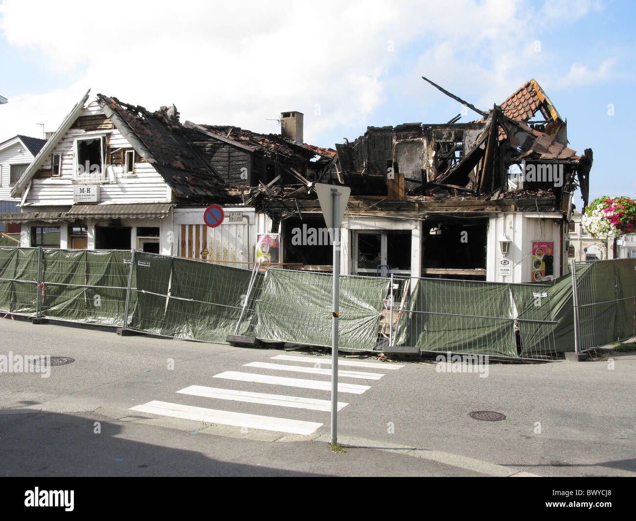 Burnt out building hi-res stock photography and images - Alamy