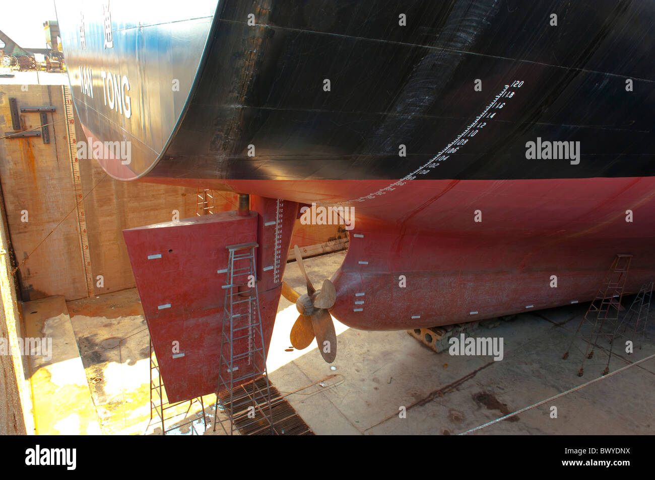 Large ship propeller hi-res stock photography and images - Alamy