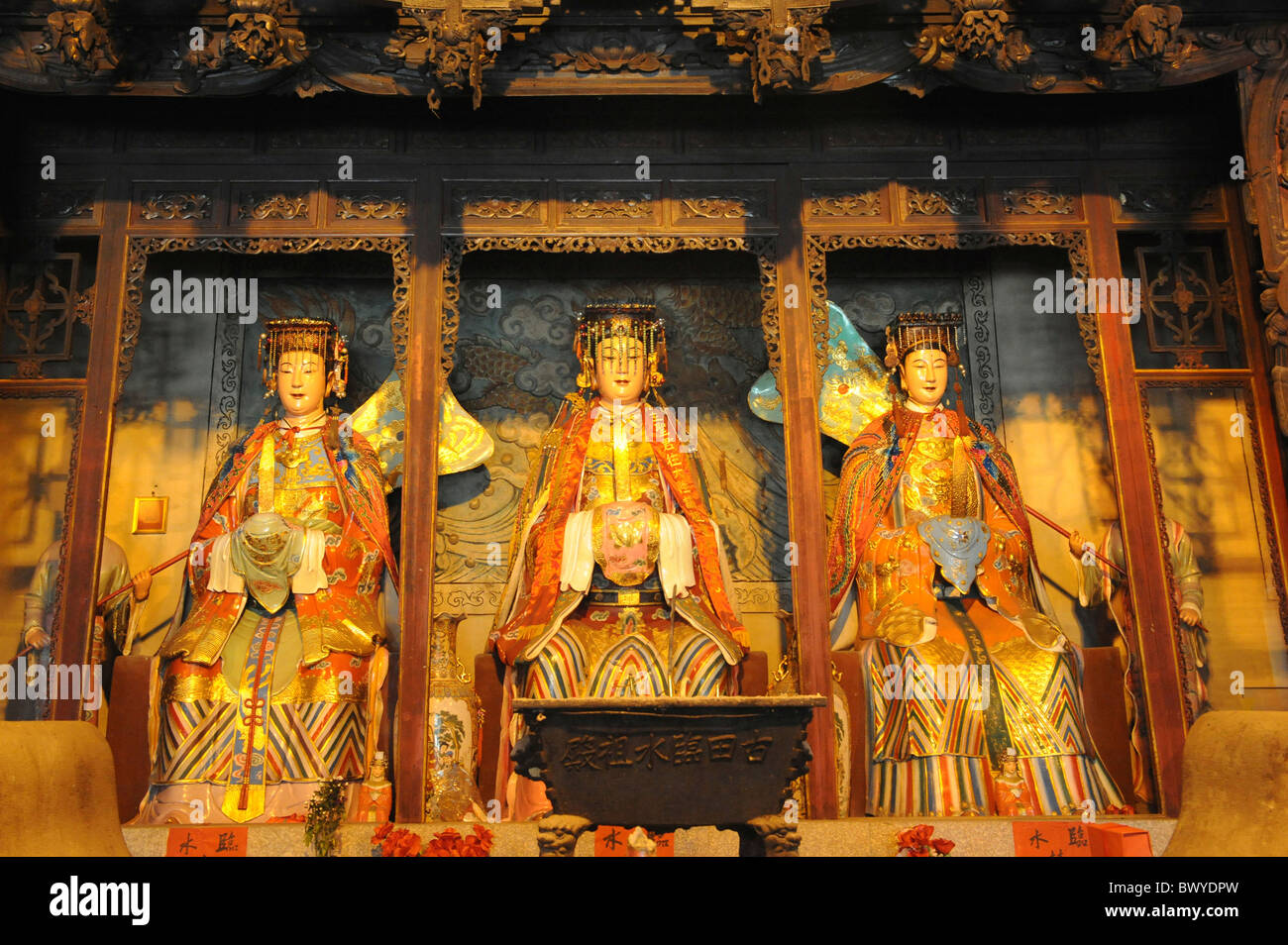 Madam Chen Jinggu and her disciple's statues, Linshui Palace, Gutian ...