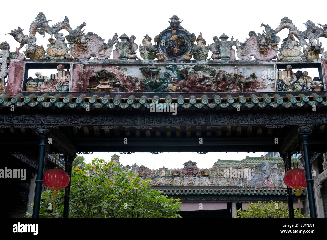 Exquisite colored statues on the roof of corridor, Ancestral Temple of ...