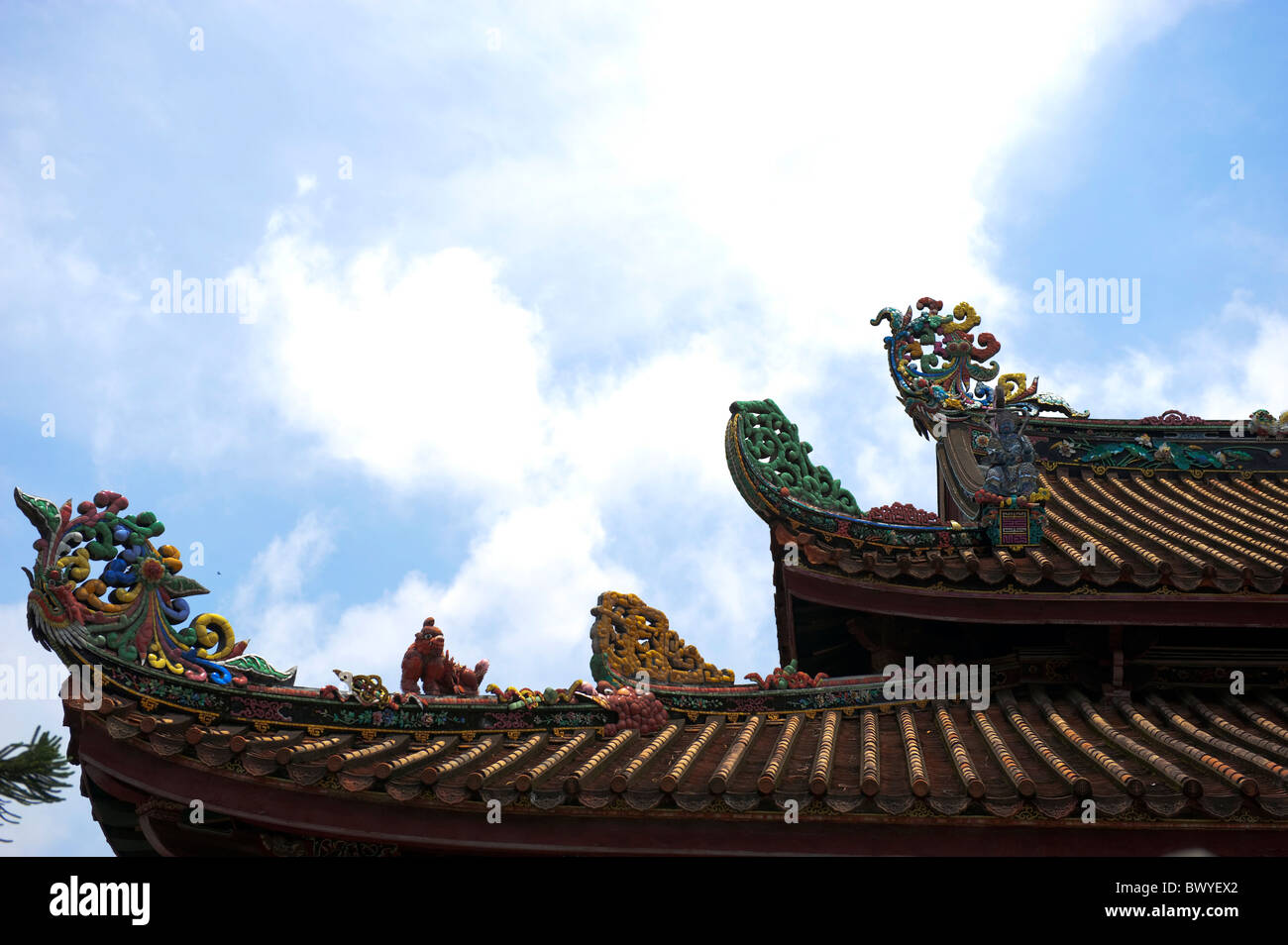 Details of coloful roof sculptures, Kaiyuan Temple, Chaozhou, Guangdong ...