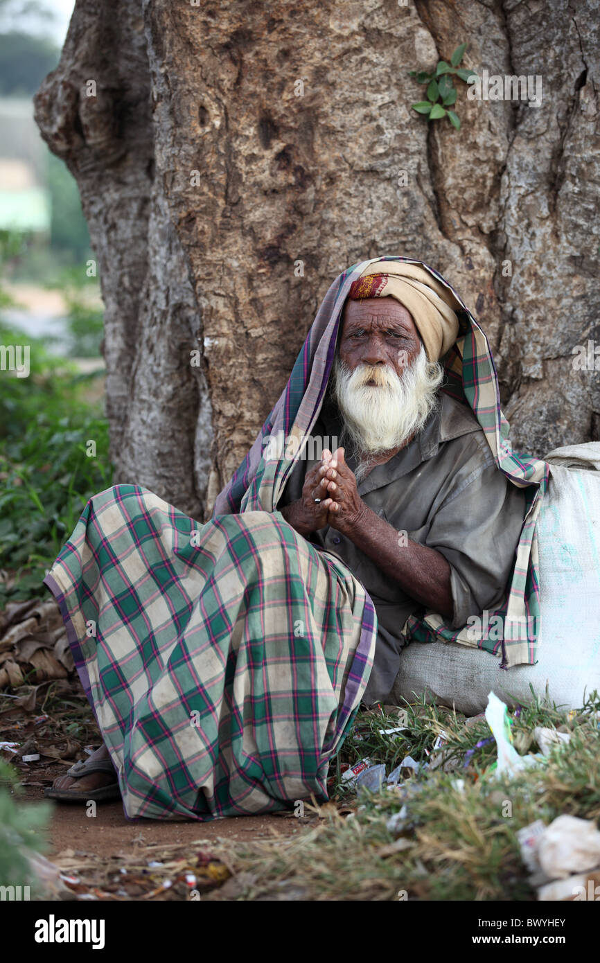 old indian man begging Stock Photo - Alamy