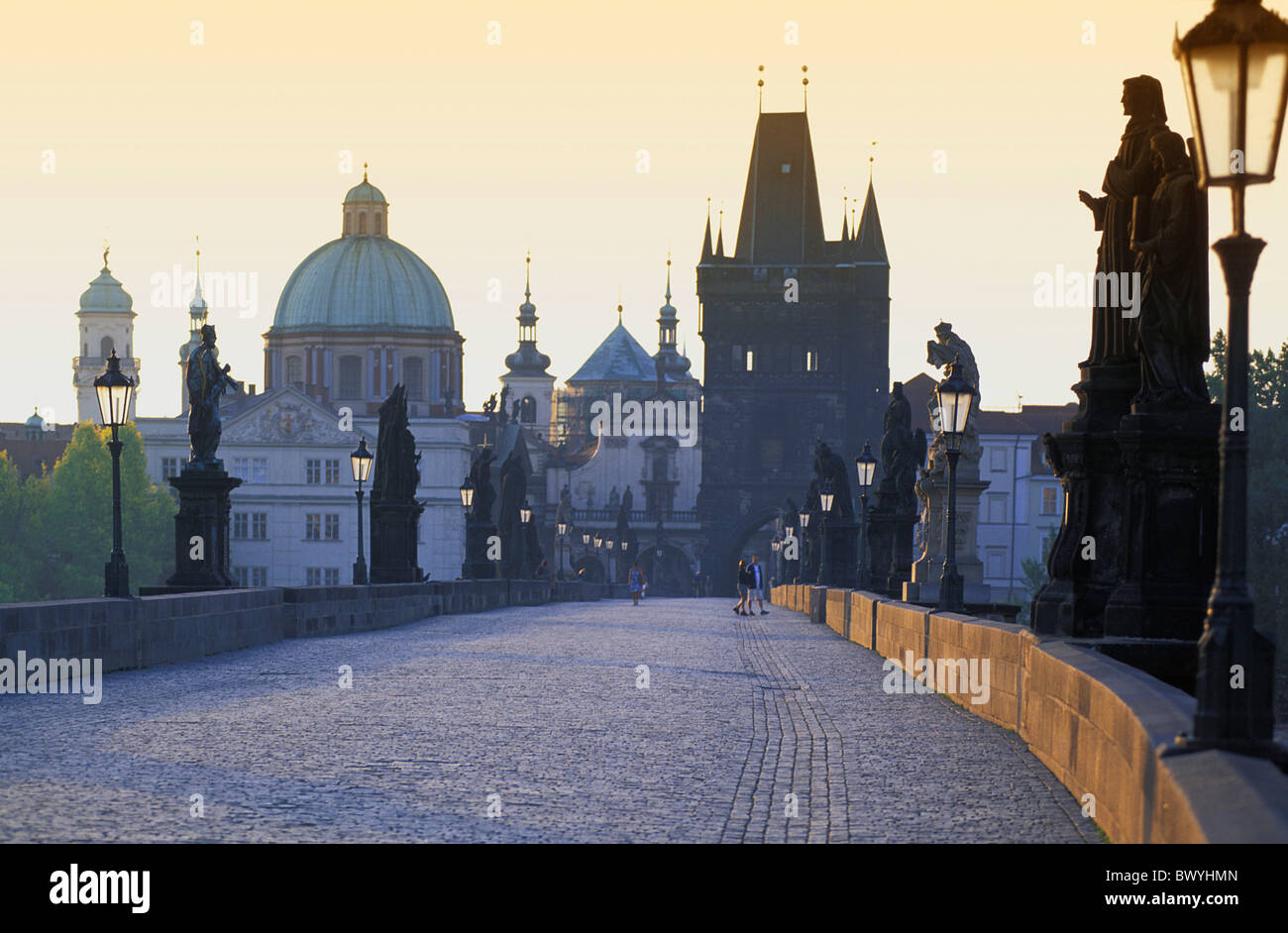 Bridge figures hi-res stock photography and images - Alamy