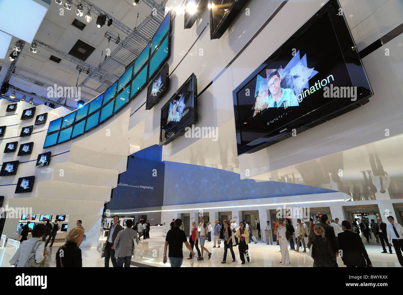 Samsung electronics production hi-res stock photography and images - Alamy