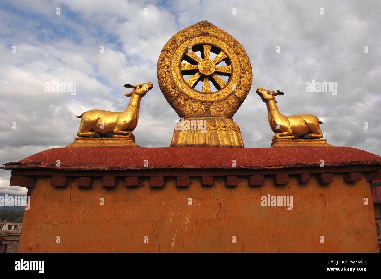 Golden statue on the roof of Jokhang Monastery, Lhasa, Tibet, China ...