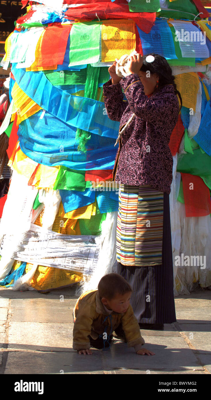 Tibetan Buddist prostrating in front of the Jokhang Monastery, Lhasa ...