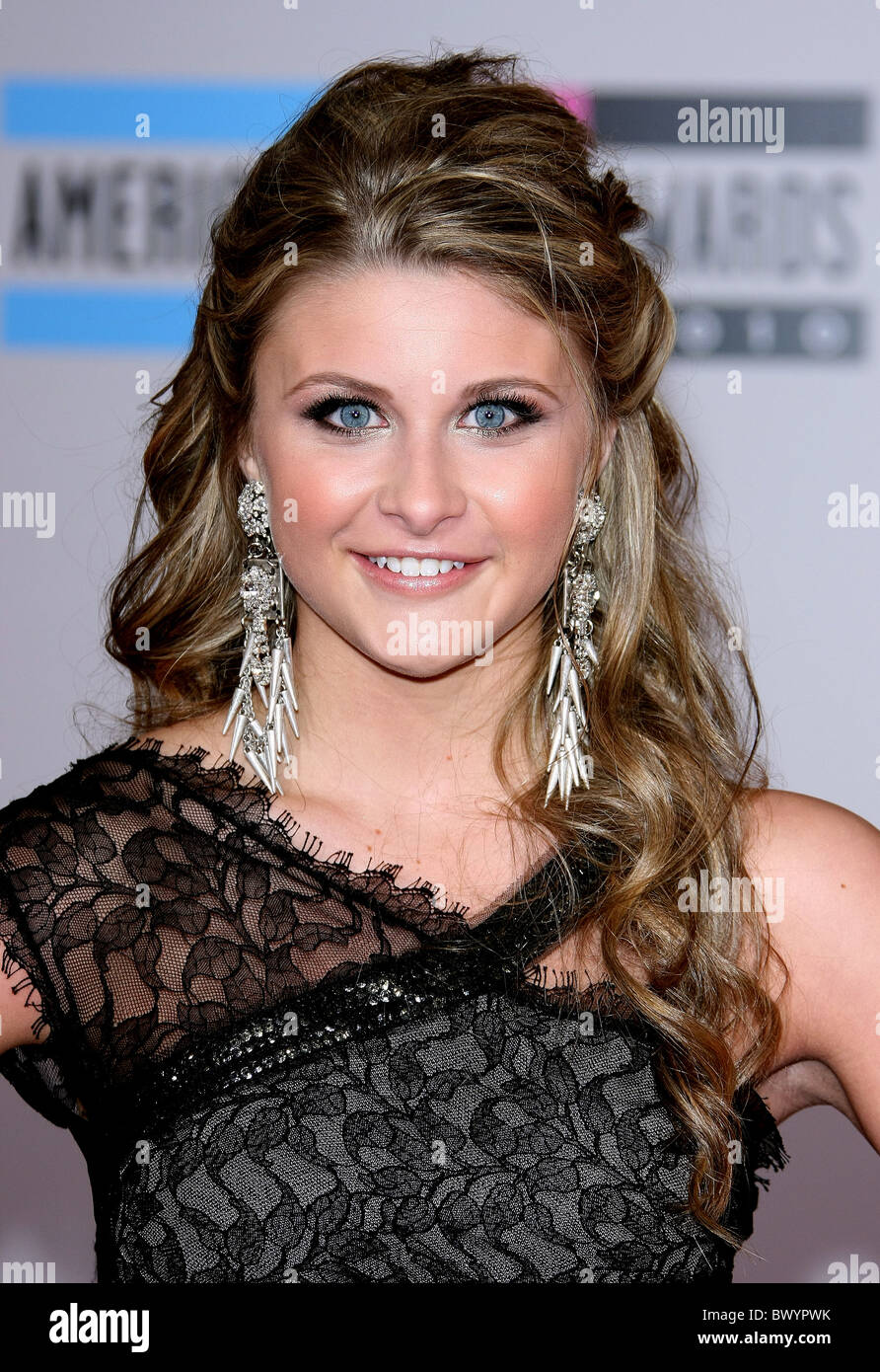 SAVANNAH OUTEN 2010 AMERICAN MUSIC AWARDS ARRIVALS DOWNTOWN LOS ANGELES ...