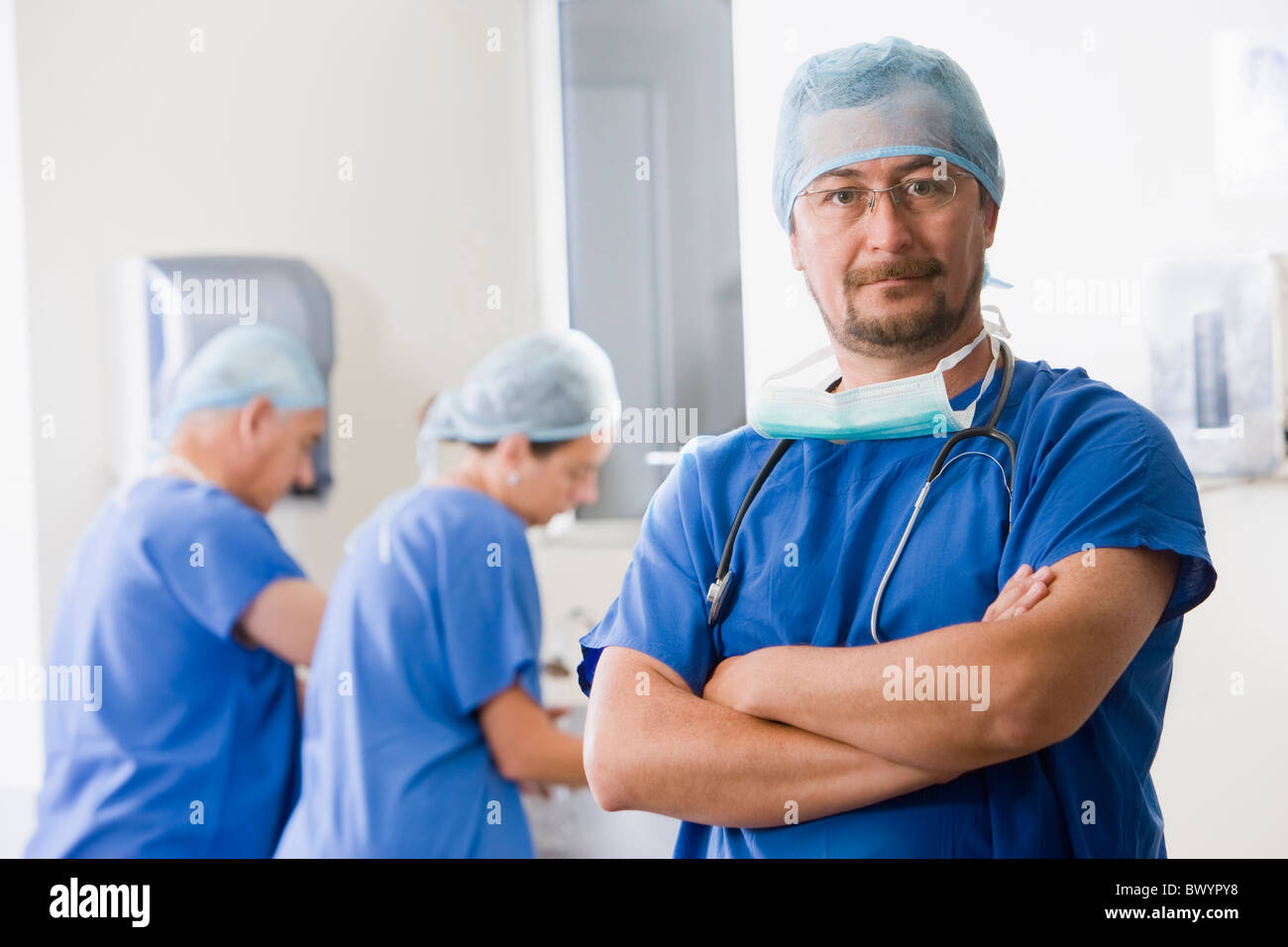 Surgeons scrubbing in before operating Stock Photo - Alamy