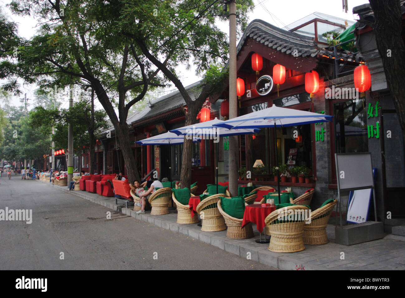 Trendy bars and restaurants in traditional Siheyuan courtyard house ...