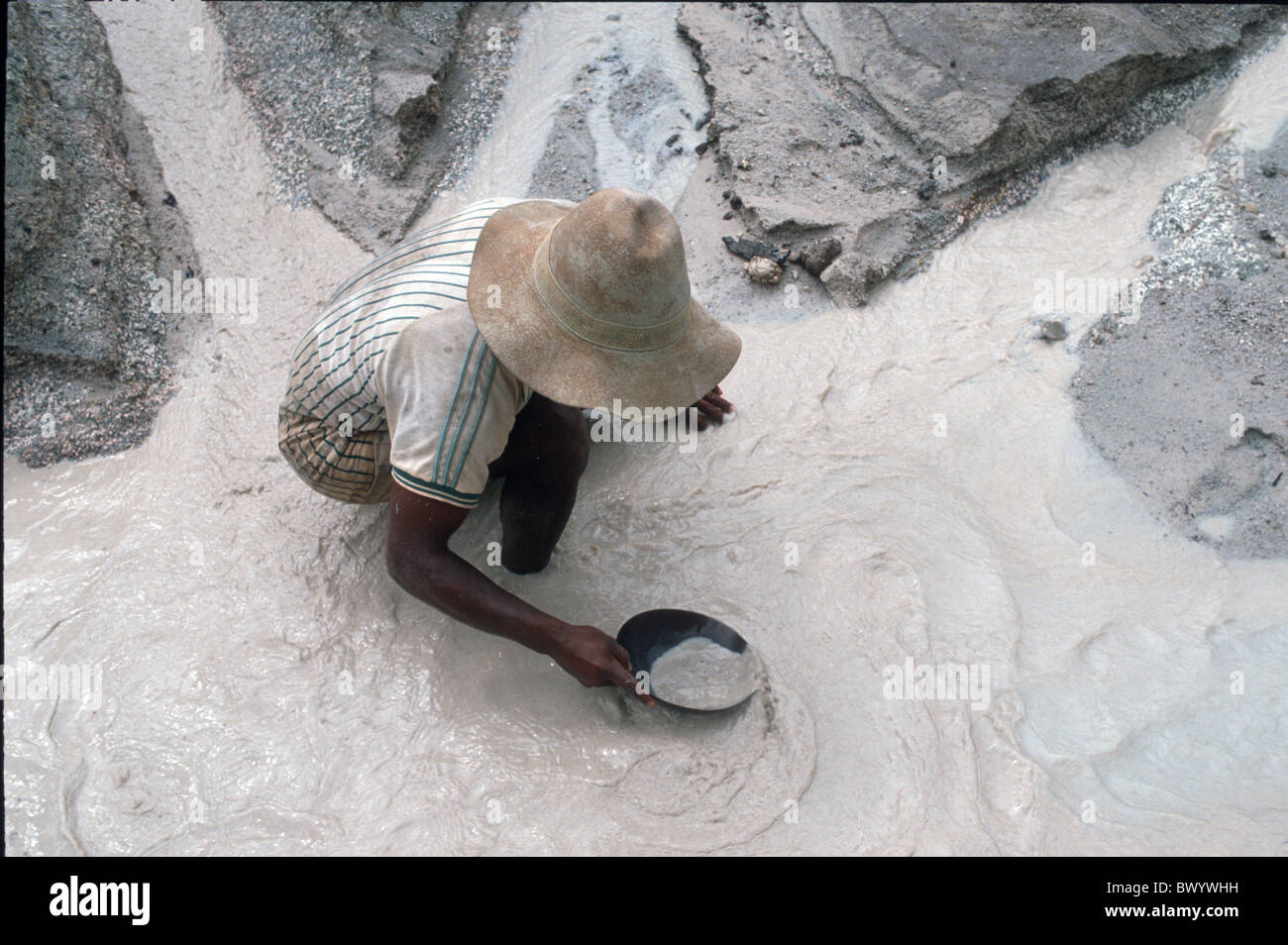 BRAZIL GOLD MINERS IN THE RAIN FOREST OF THE AMAZON Stock Photo - Alamy