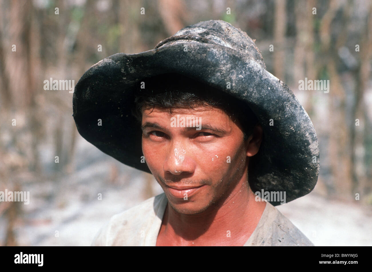 BRAZIL GOLD MINER IN THE RAIN FOREST OF THE AMAZON Stock Photo - Alamy
