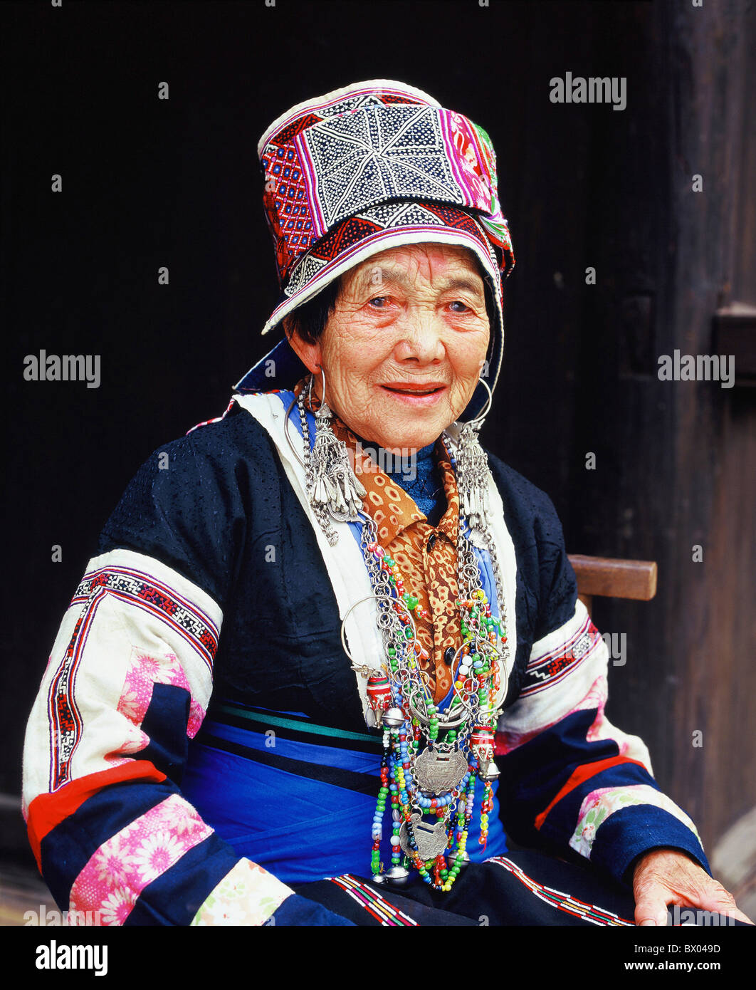 Bai Women In Traditional Costume High Resolution Stock Photography and ...
