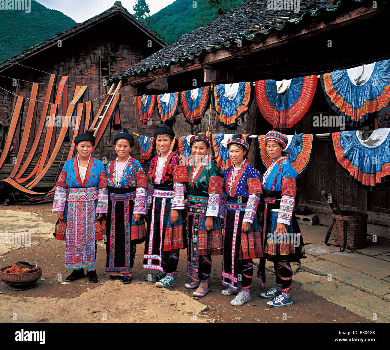 Red Hat Miao women in traditional costume, Tianba Village, De'e ...