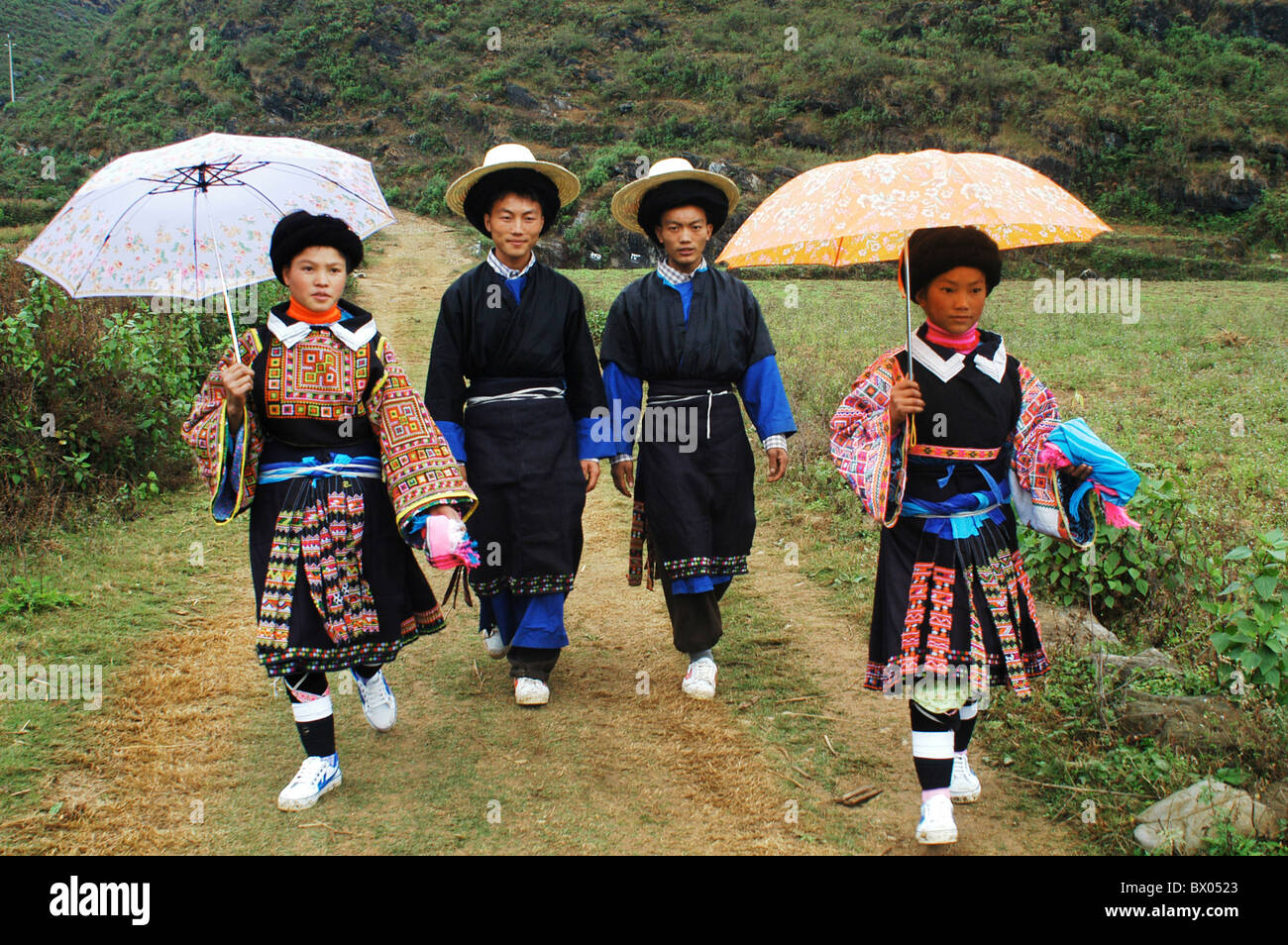 Su Miao newlyweds with their best man and bridemaid during wedding ...