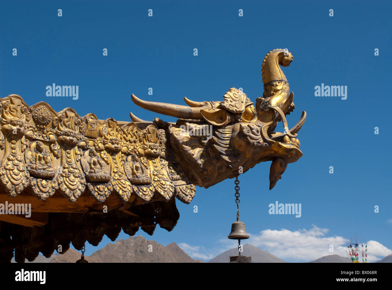 Gold gilded dragon decoration on the roof of Potala Palace, Lhasa ...