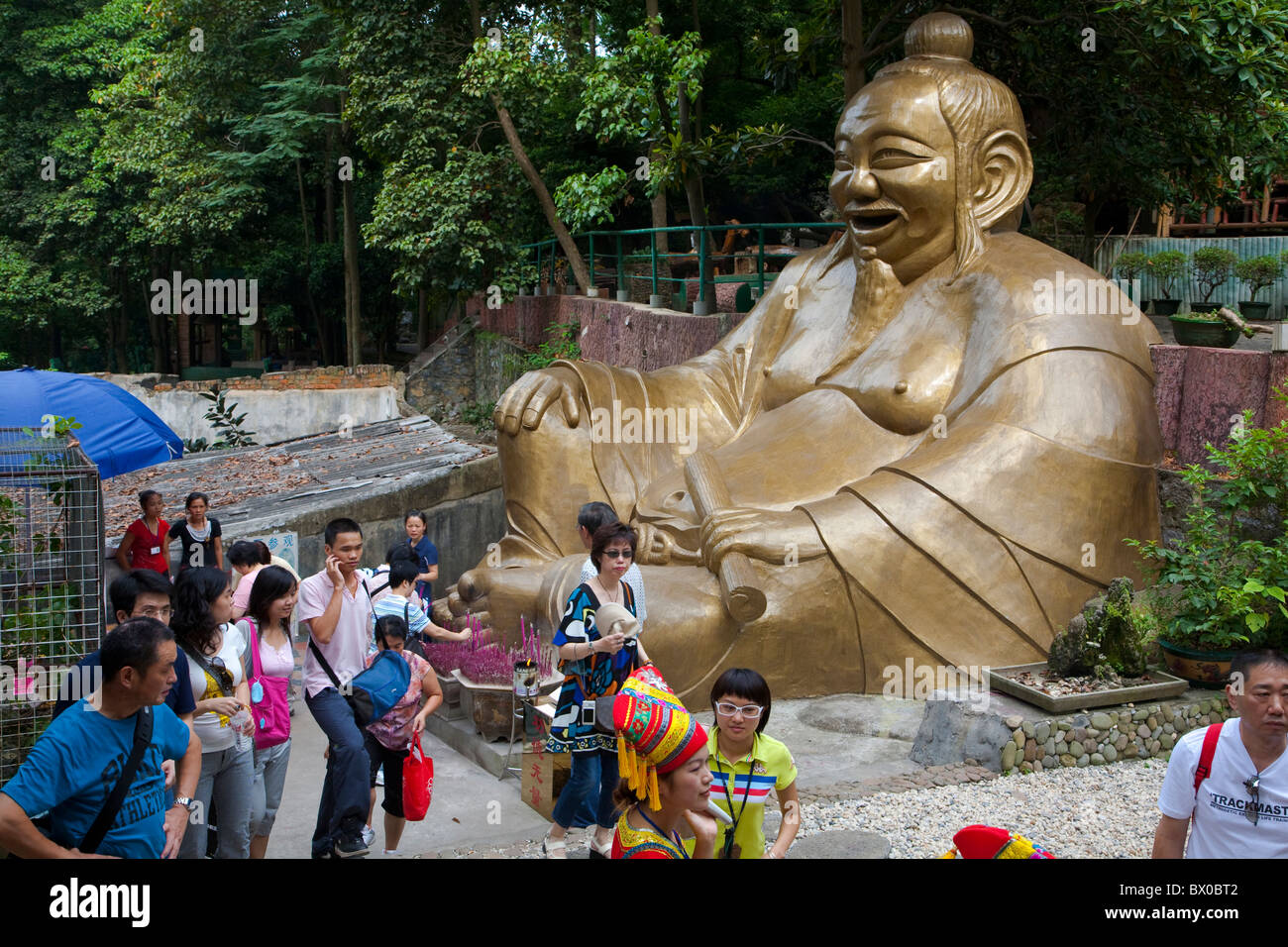 Giant bronze statue in the Mingshi Garden, Detian Scenic Spot, Daxin ...