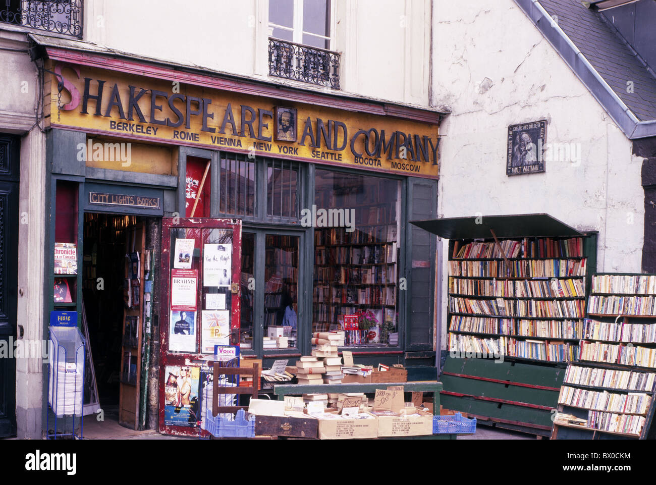 Paris bookstore books hi-res stock photography and images - Alamy