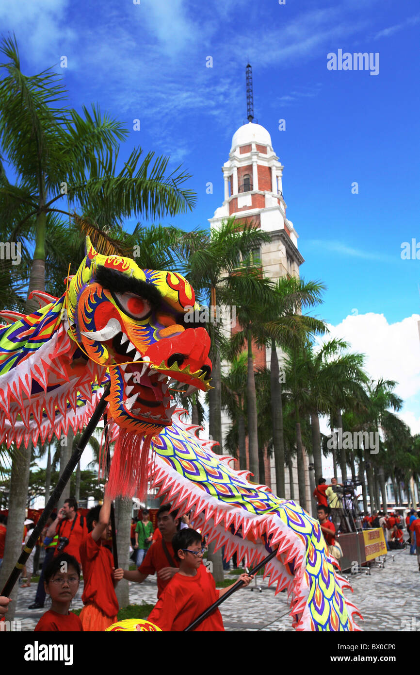 Chinese men performing dragon dance, Tsim Sha Tsui, Kowloon, Hong Kong ...