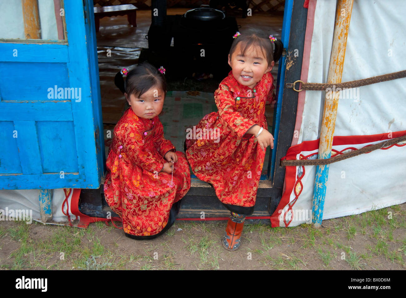 Barag Mongolian girls in traditional costume, Old Barag Banner ...