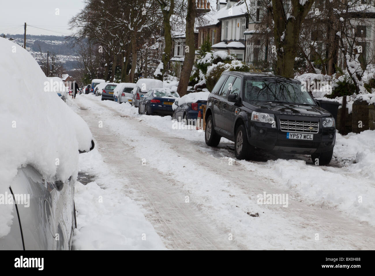 A Land Rover Discovery on a snow covered street in Sheffield after a ...
