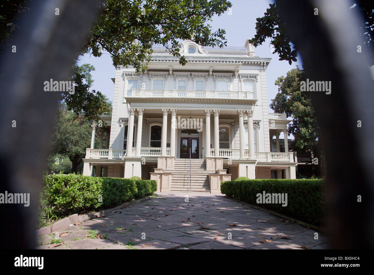 New orleans garden district mansions hi-res stock photography and ...