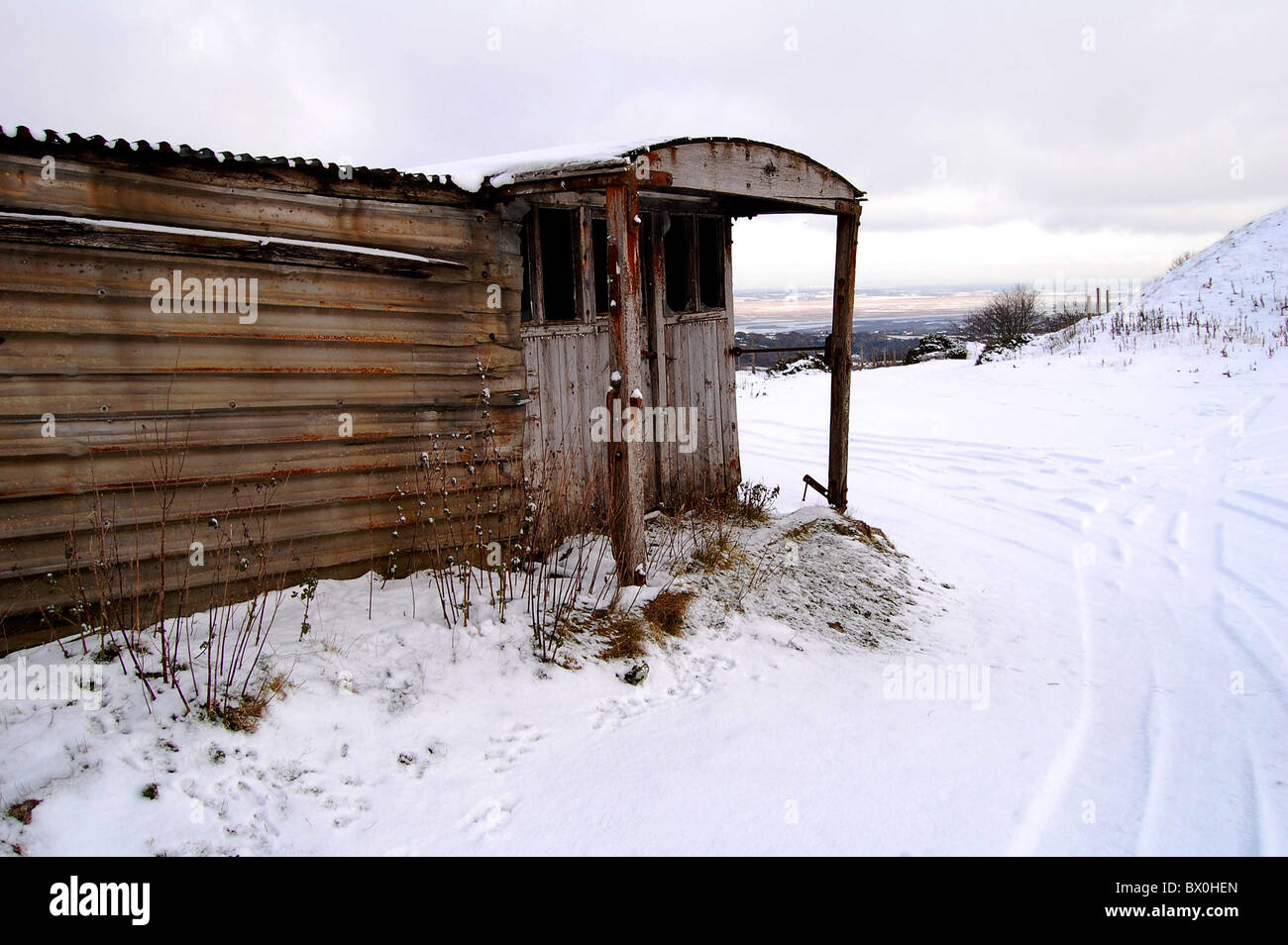 Hut in the snow hi-res stock photography and images - Alamy
