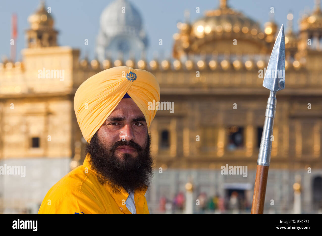Guard golden temple amritsar hi-res stock photography and images - Alamy
