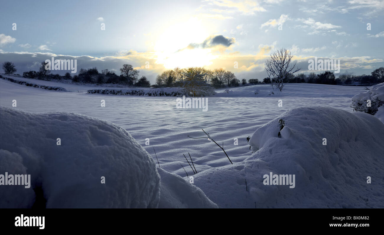 Snow across fields hi-res stock photography and images - Alamy