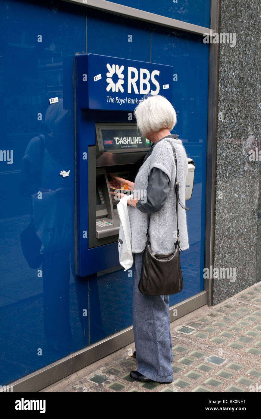 Women atm machine london hi-res stock photography and images - Alamy
