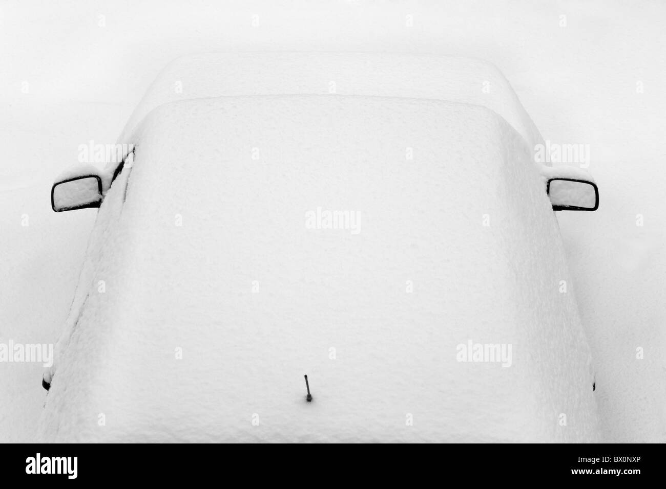 TOP DOWN VIEW OF A CAR COVERED IN SNOW Stock Photo - Alamy