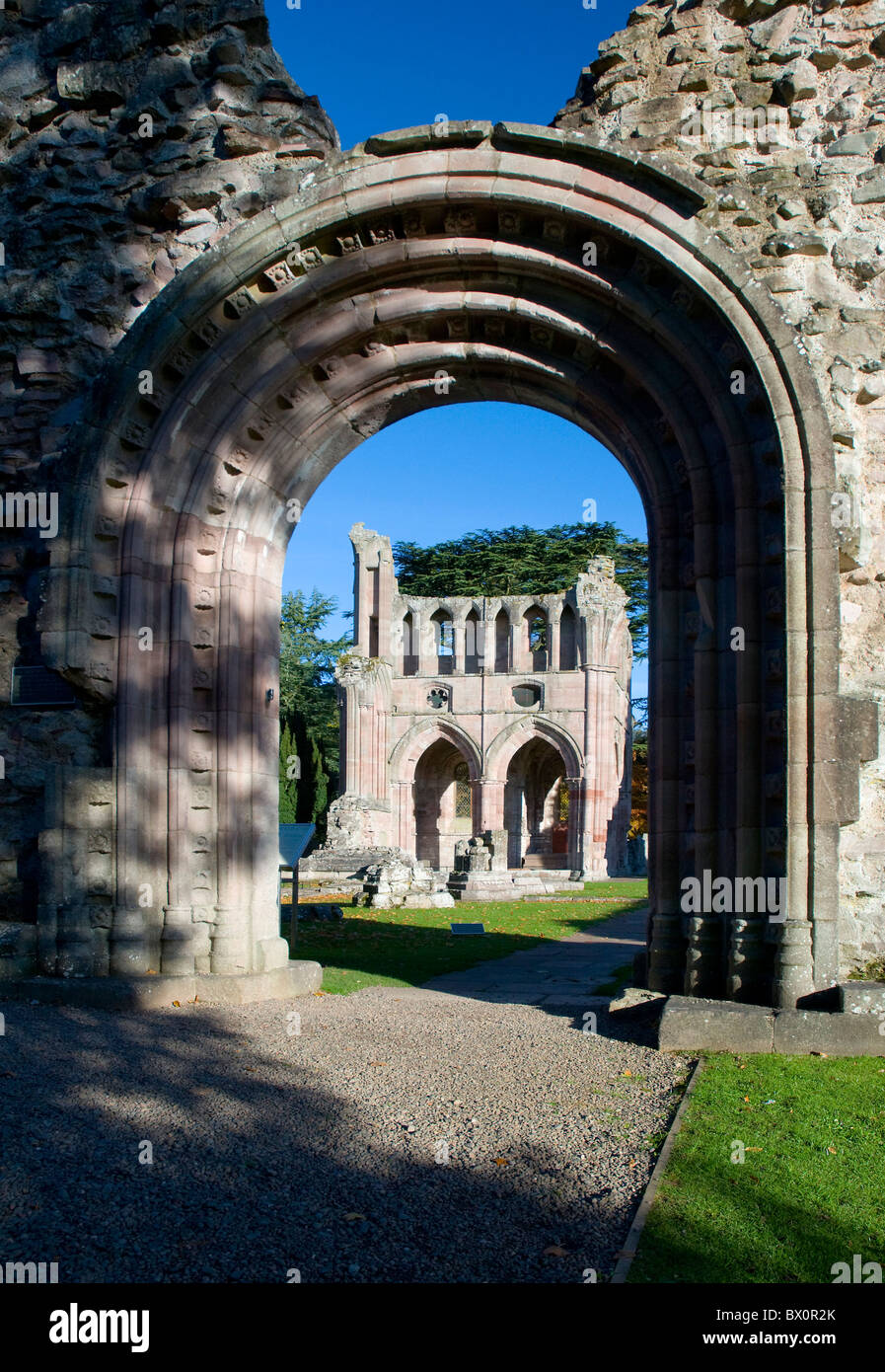 Looking through arch hi-res stock photography and images - Alamy