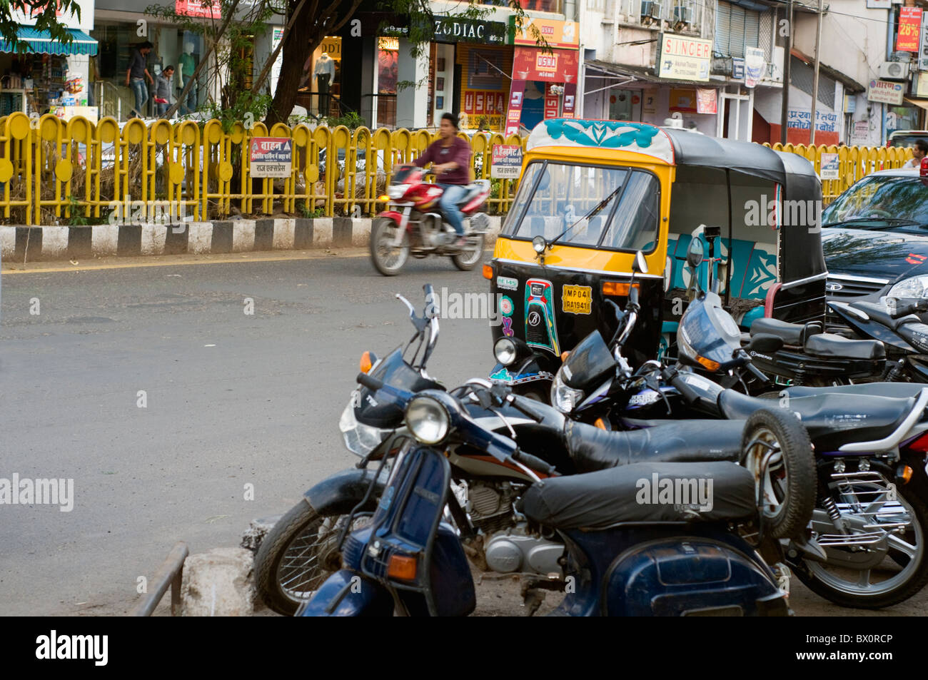Traffic on the streets of Bhopal in India Stock Photo - Alamy