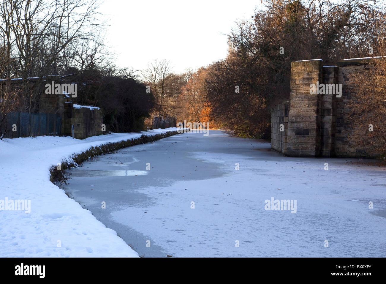 Winter view in heavy snow of the frozen Calder and Hebble navigation ...