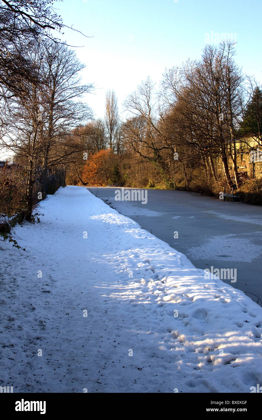 Winter view in heavy snow of the frozen Calder and Hebble navigation ...