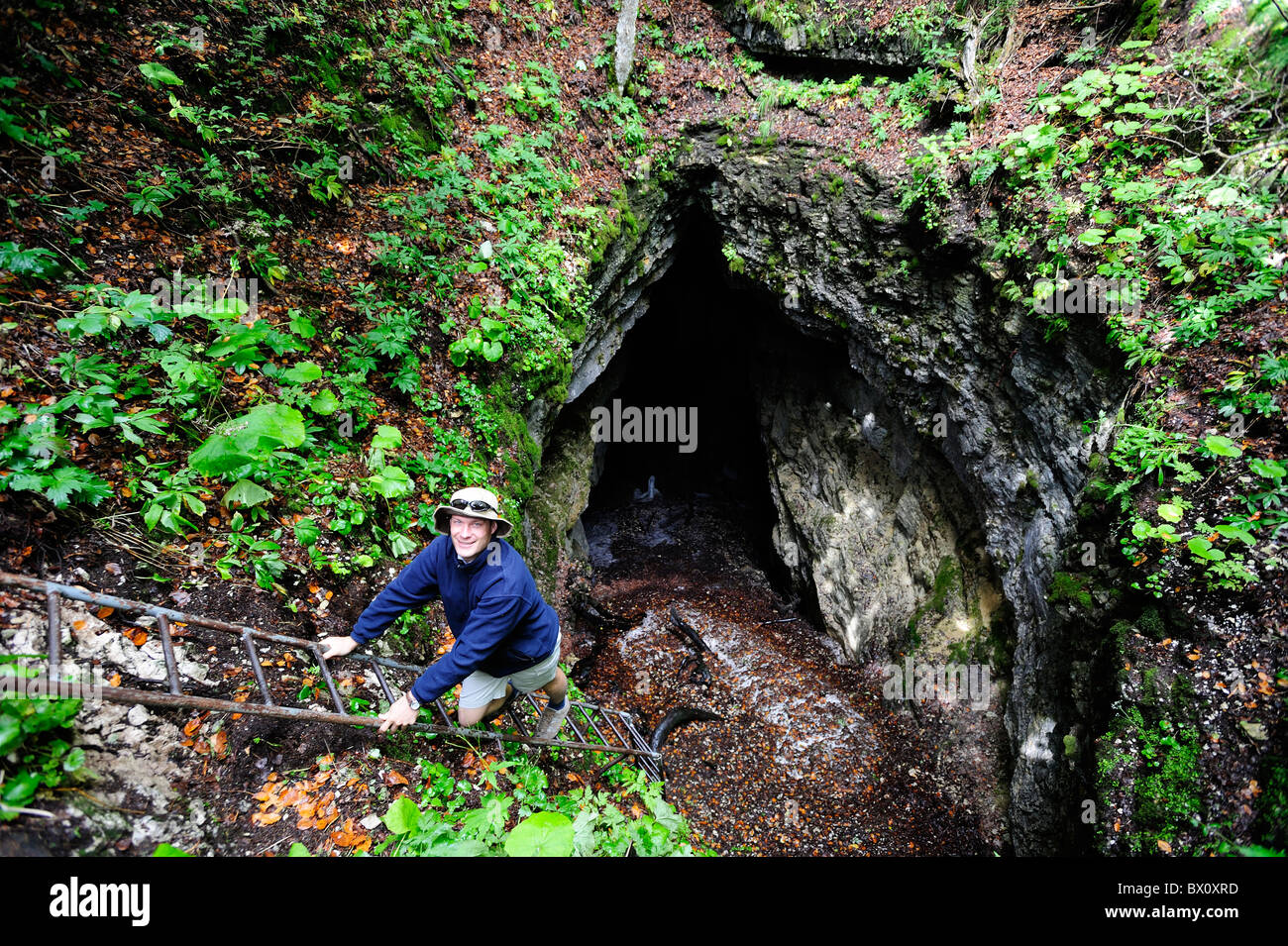 Climb climbing cave hi-res stock photography and images - Alamy