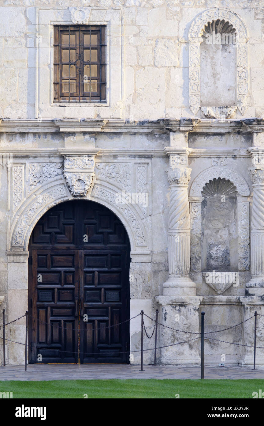 Alamo san antonio front view hi-res stock photography and images - Alamy