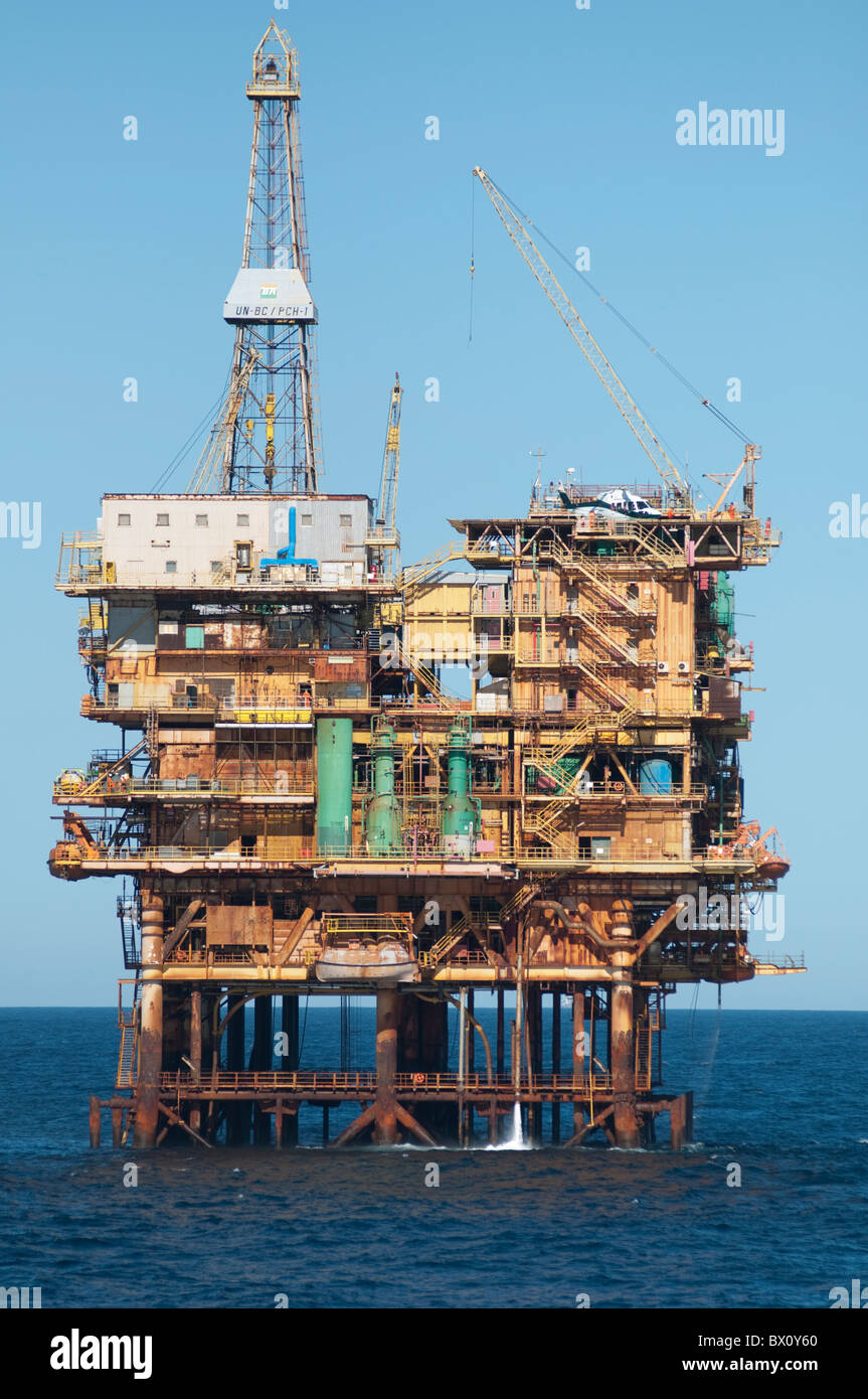 Helicopter on offshore oil platform hi-res stock photography and images ...