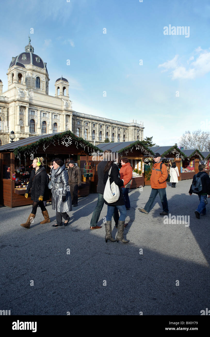 Crowded traditional christmas market hi-res stock photography and ...