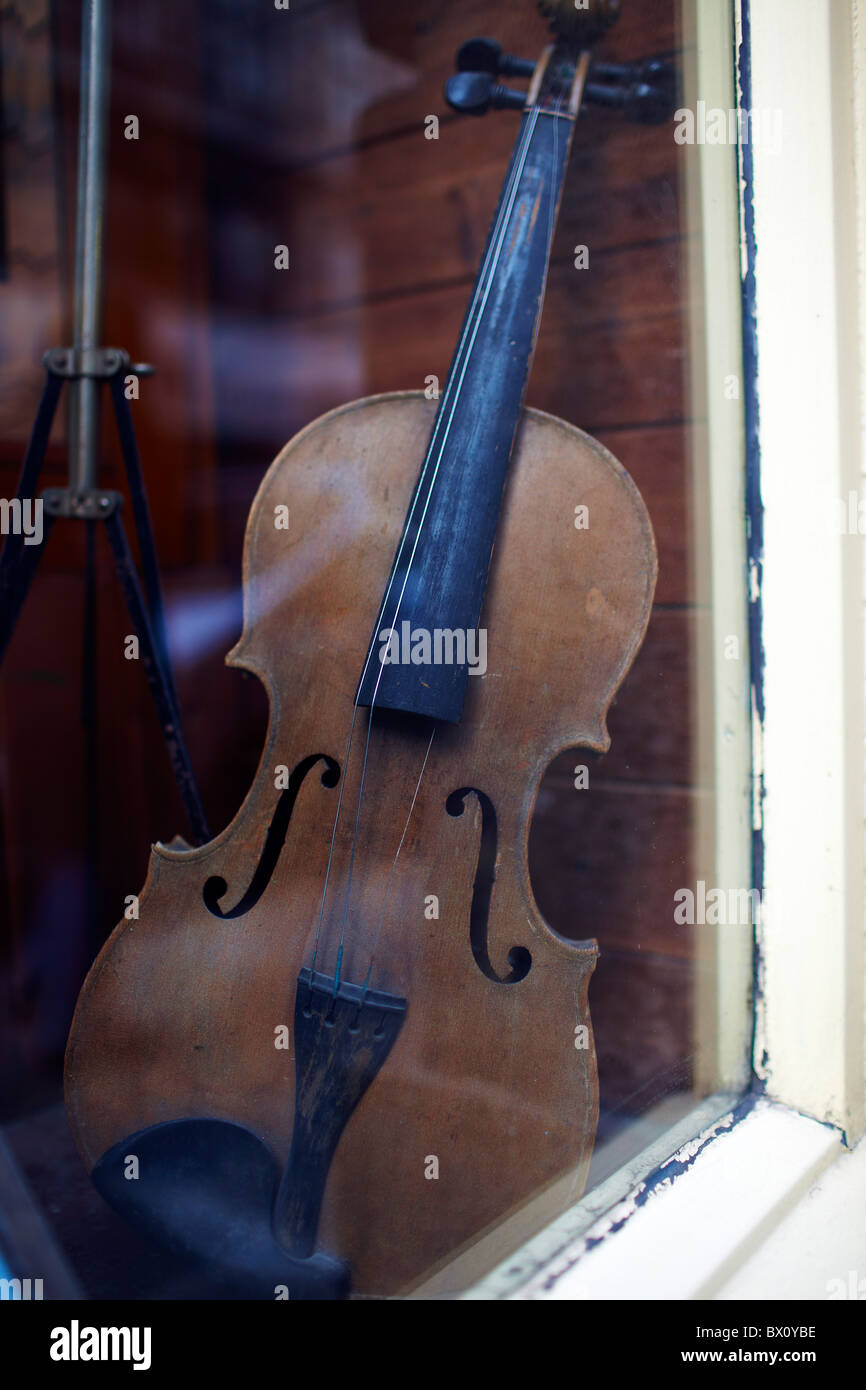 old violin in shop window Stock Photo - Alamy