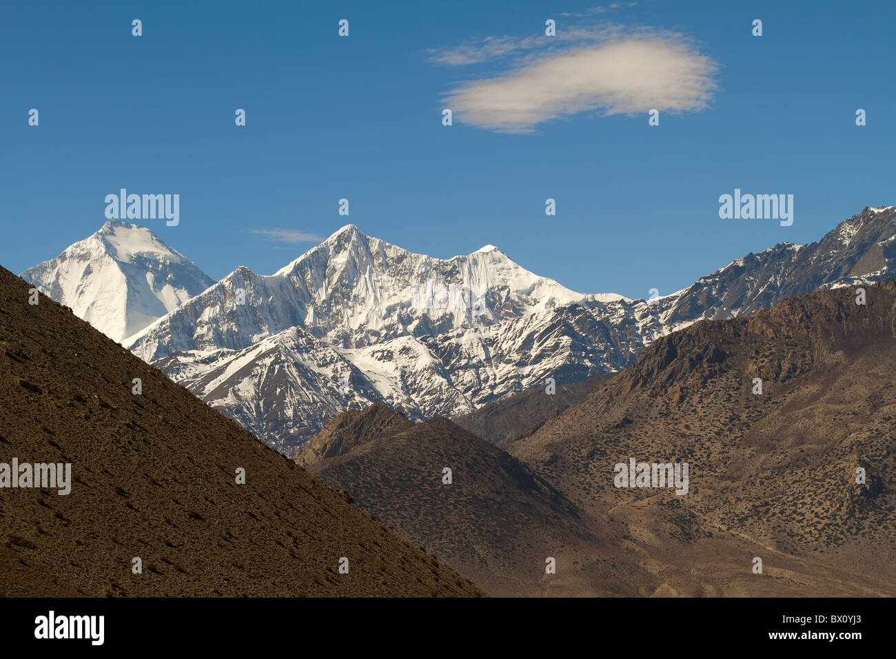 Snow peaks in nepal hi-res stock photography and images - Alamy