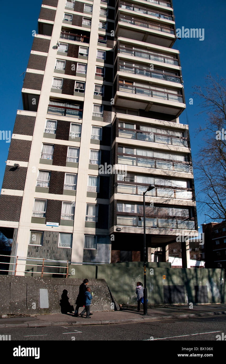 High rise flats london hi-res stock photography and images - Alamy