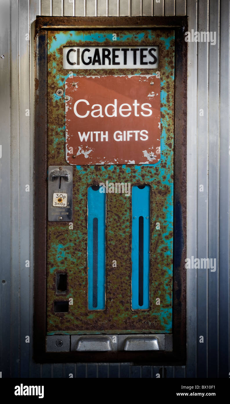 Old cigarette machine hi-res stock photography and images - Alamy