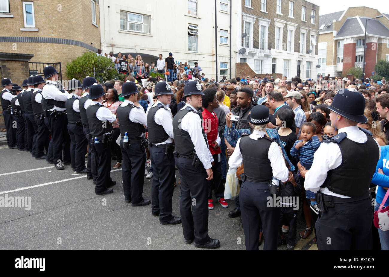 Line Of Police Notting Hill Carnival London Stock Photo - Alamy