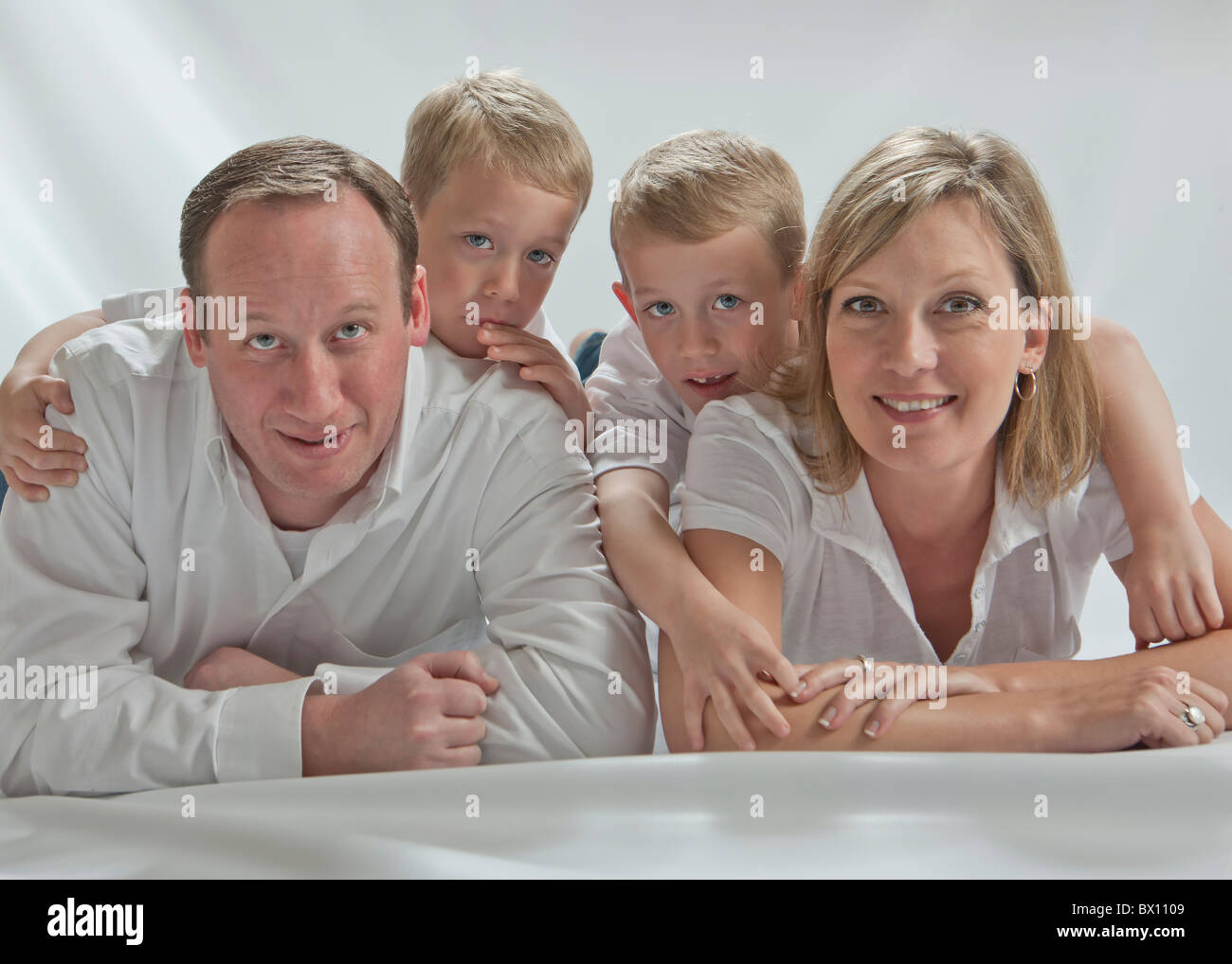 Family portrait mom dad twins hi-res stock photography and images - Alamy