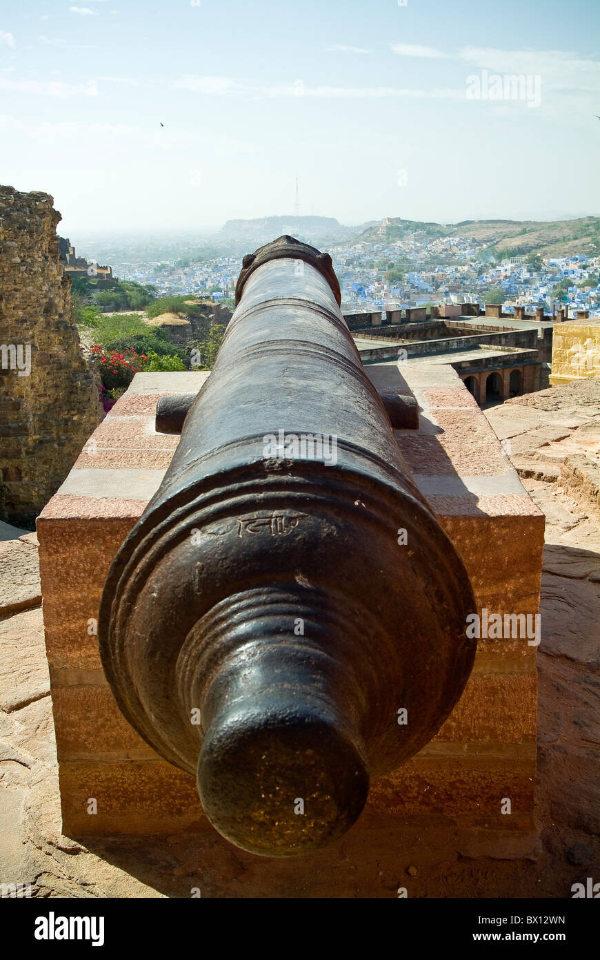 Man facing cannon hi-res stock photography and images - Alamy